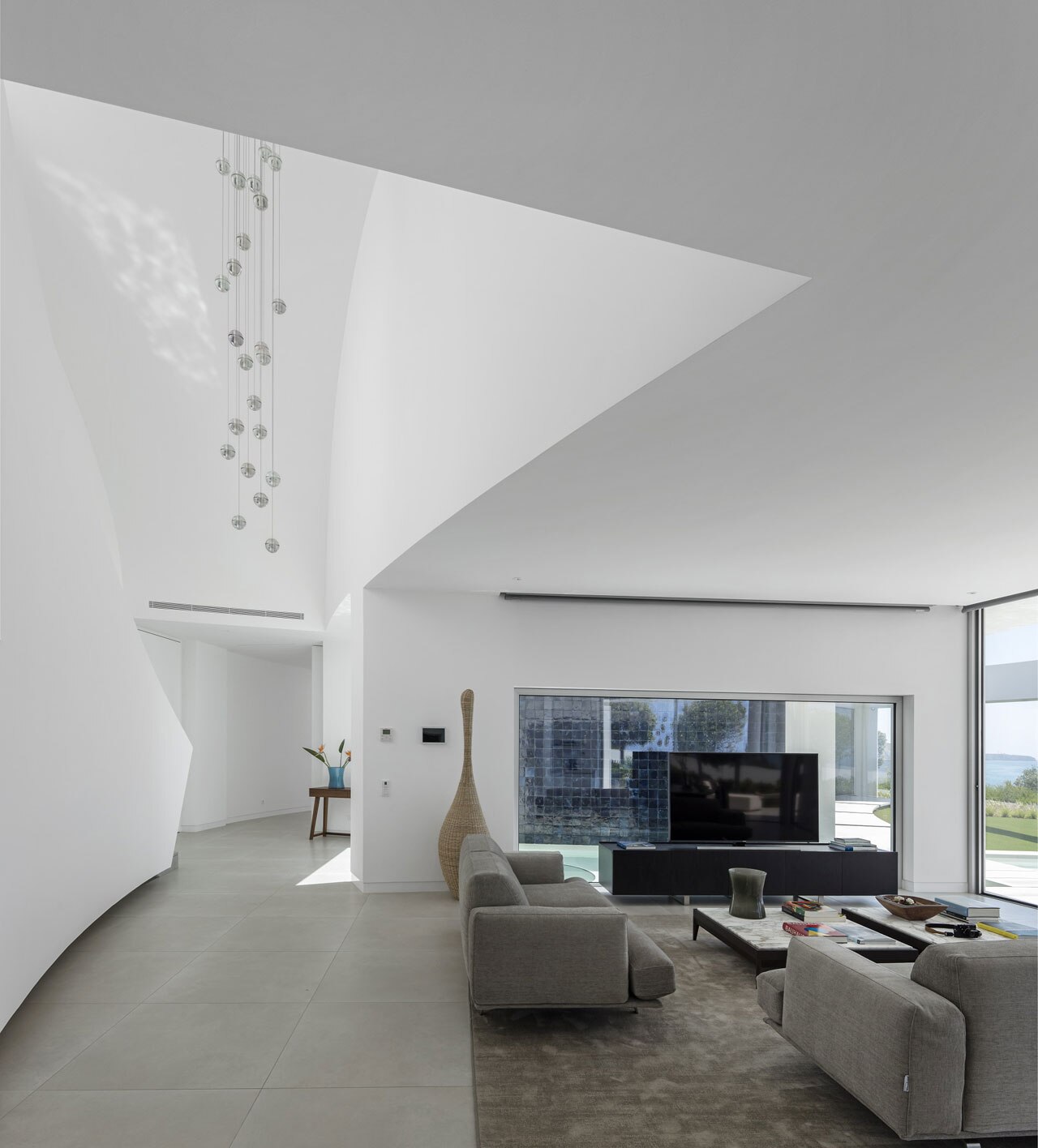 An Elliptical House on the Portuguese shores - Domus