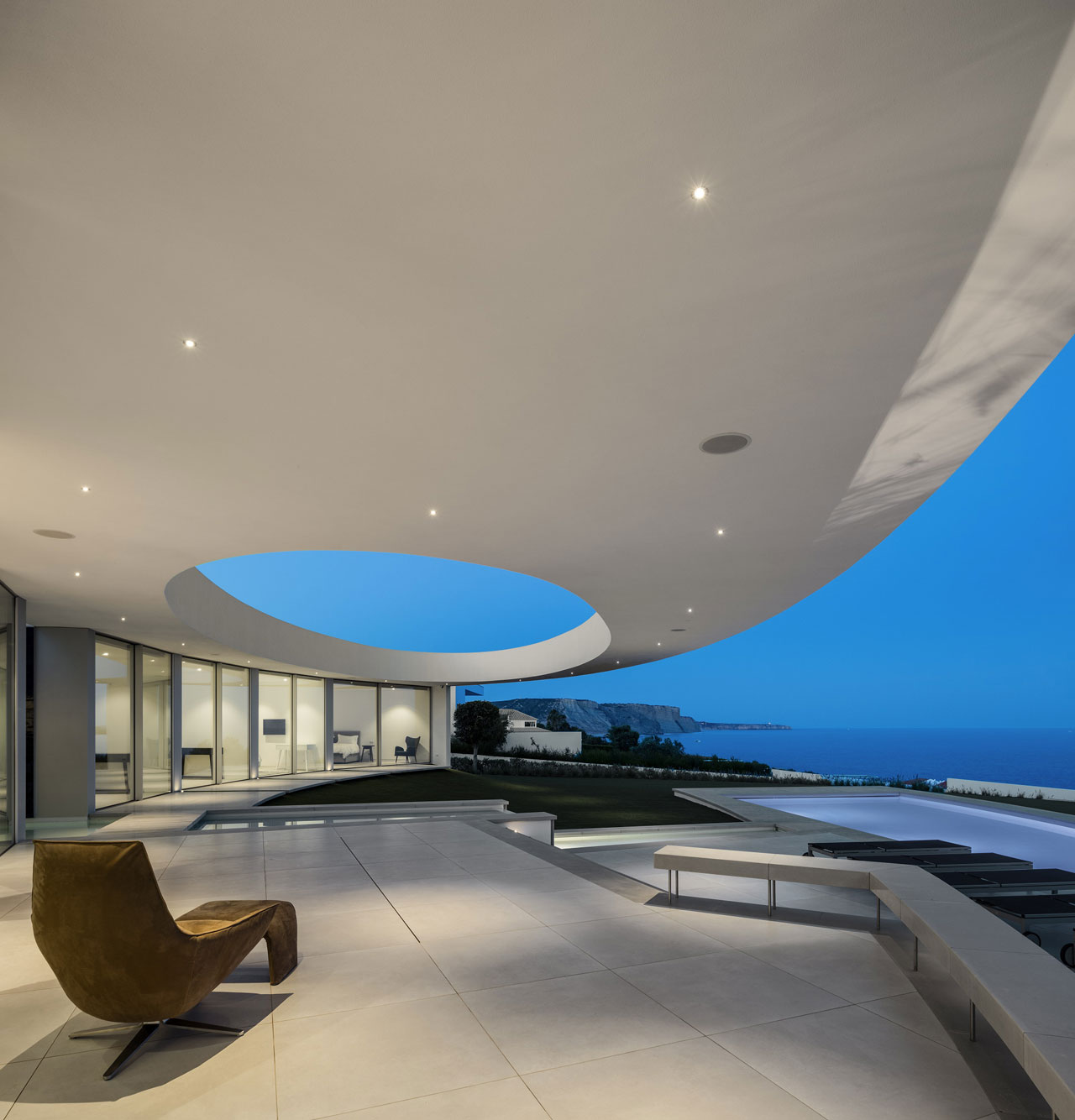 An Elliptical House on the Portuguese shores - Domus