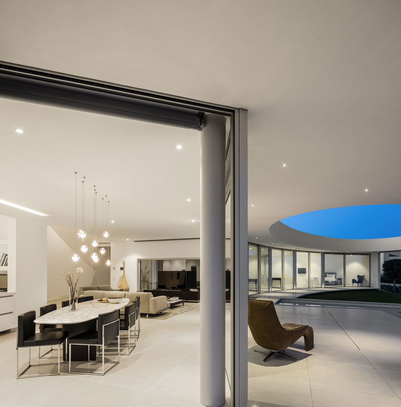 An Elliptical House on the Portuguese shores - Domus