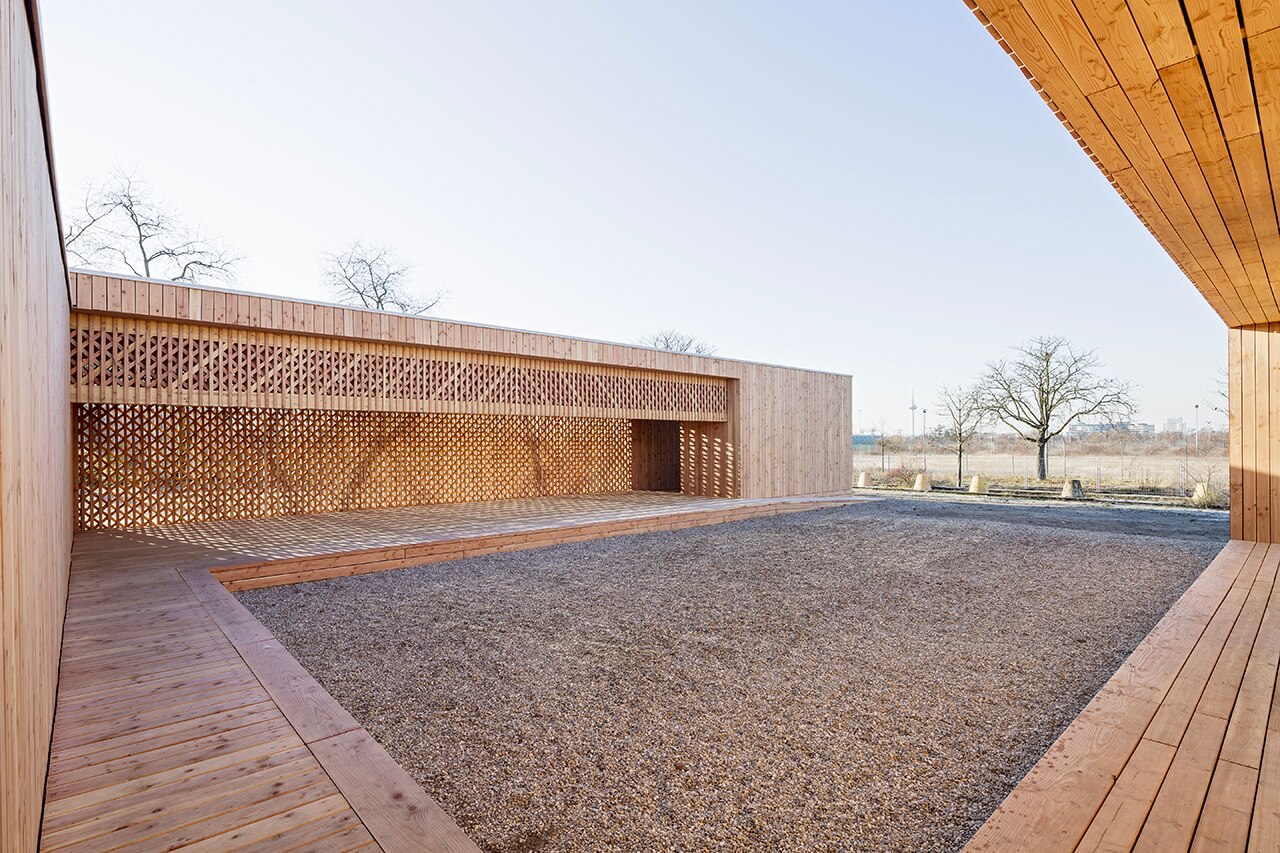 "Build together, learn together". Students design a building for ...