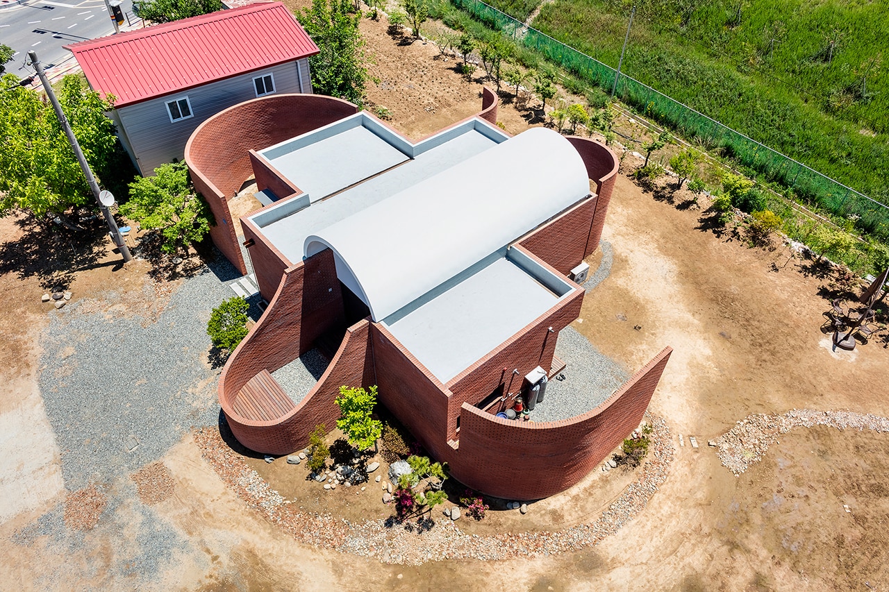 A brick house with curvy walls - Domus