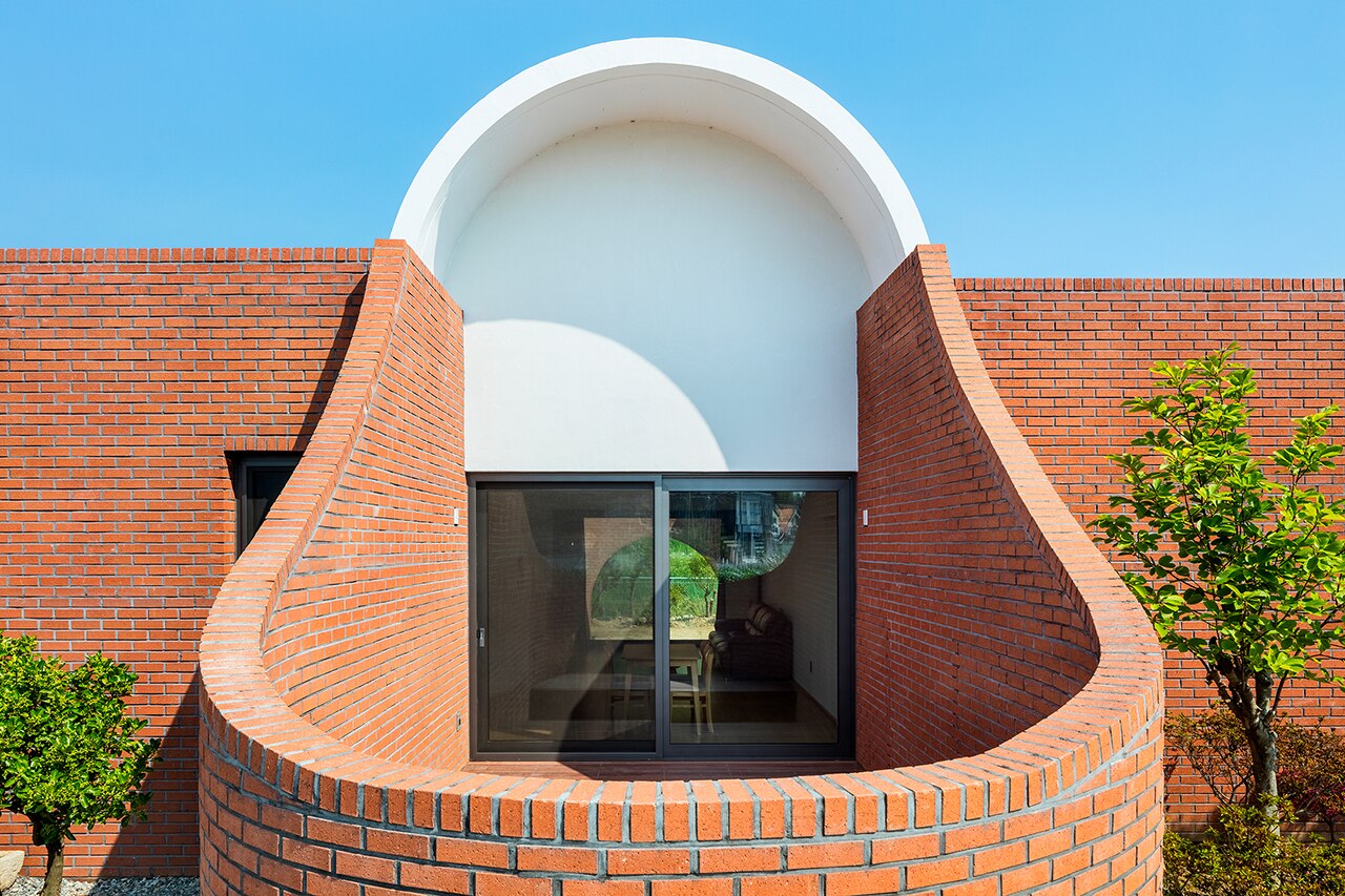 A brick house with curvy walls - Domus