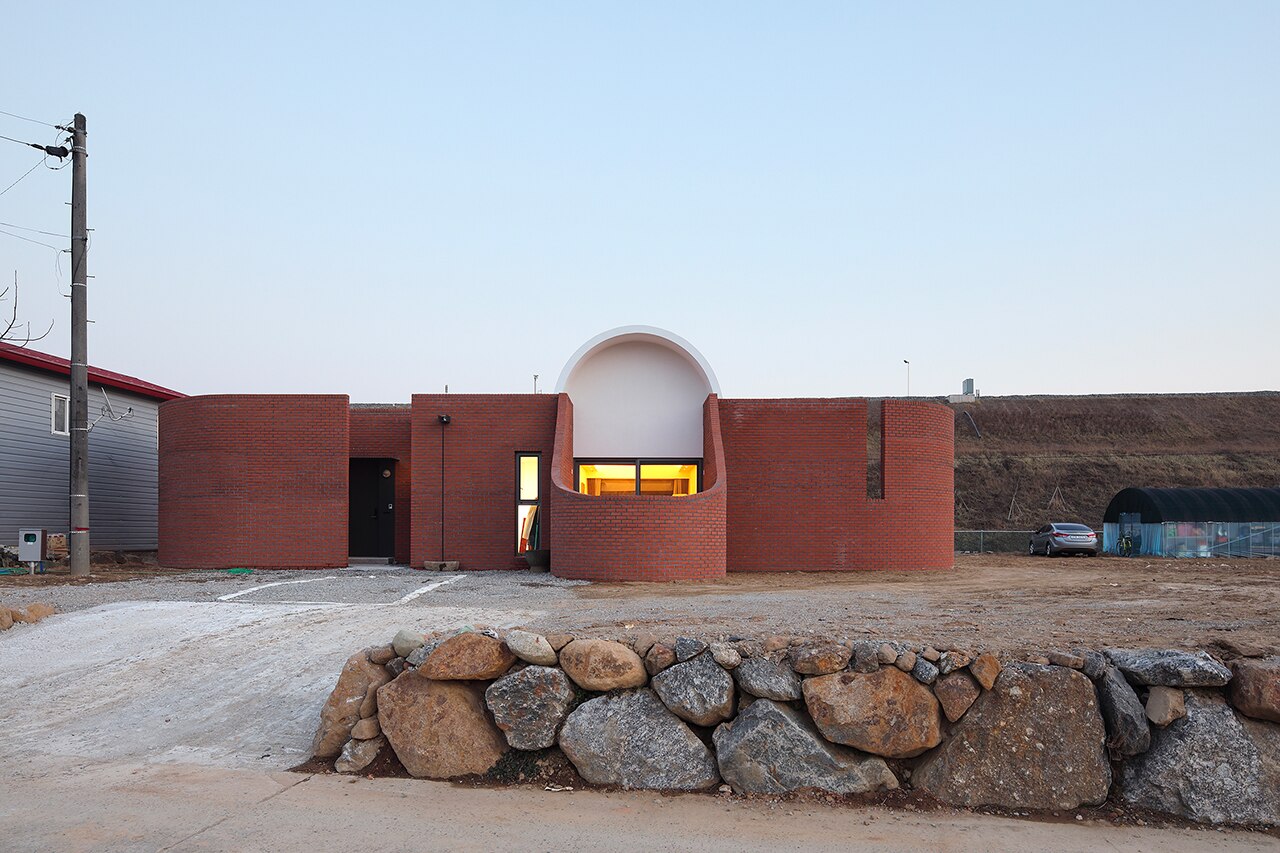 A brick house with curvy walls - Domus