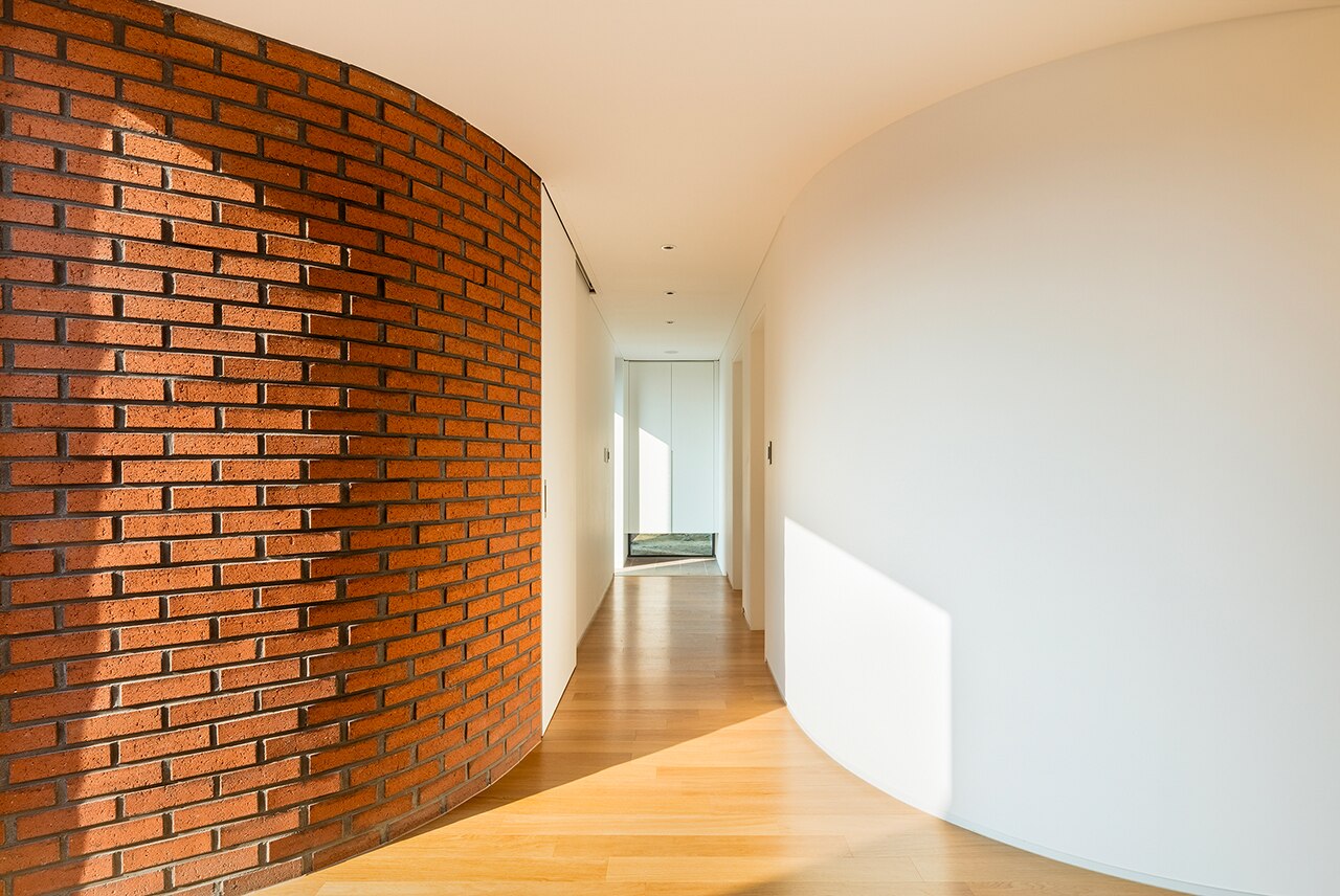 A brick house with curvy walls - Domus