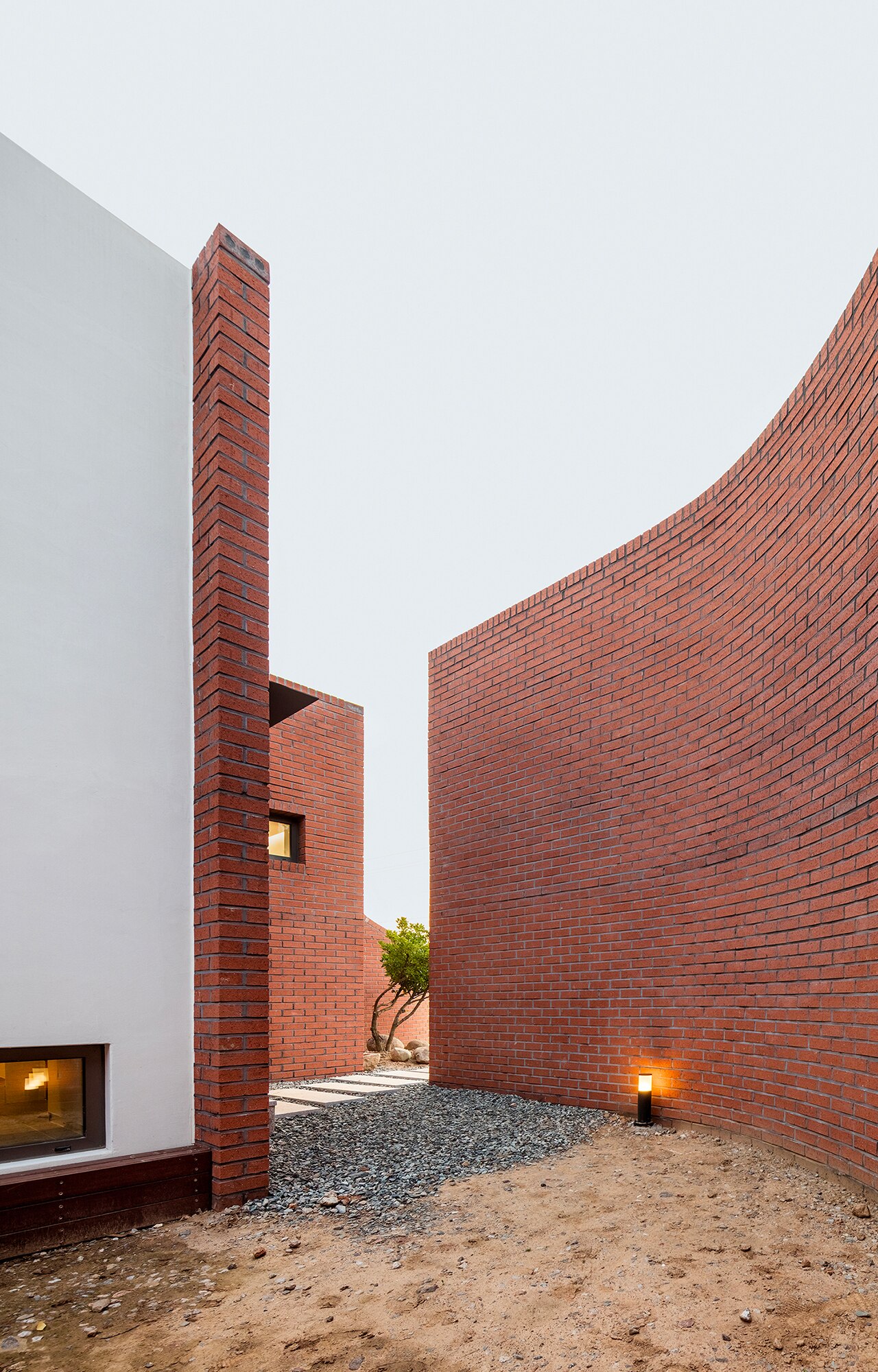 A brick house with curvy walls - Domus