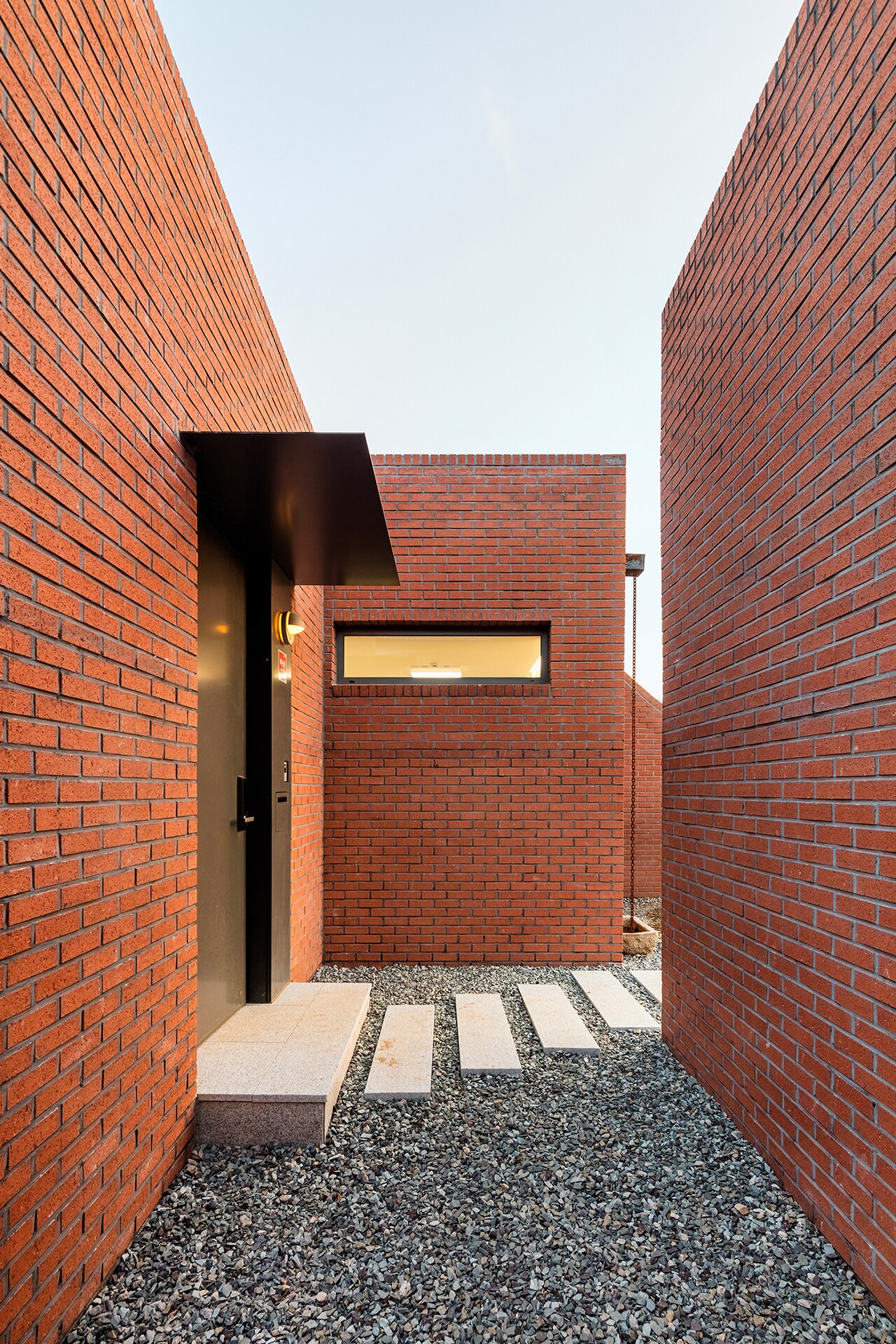 A brick house with curvy walls - Domus