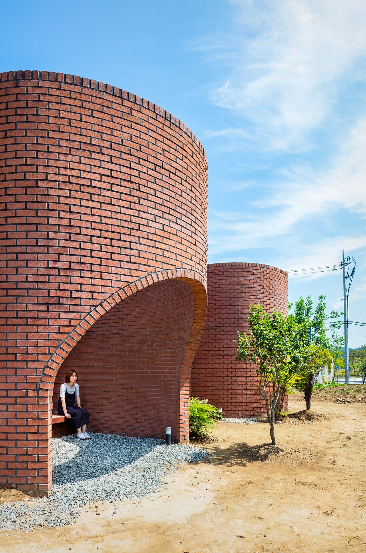 A brick house with curvy walls - Domus