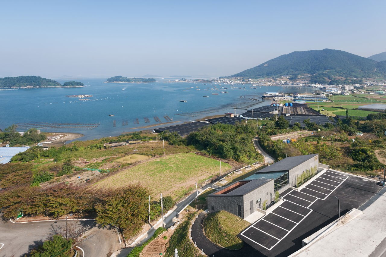 Dolsan Island. A quiet cafe on the shores of the Korean Strait - Domus