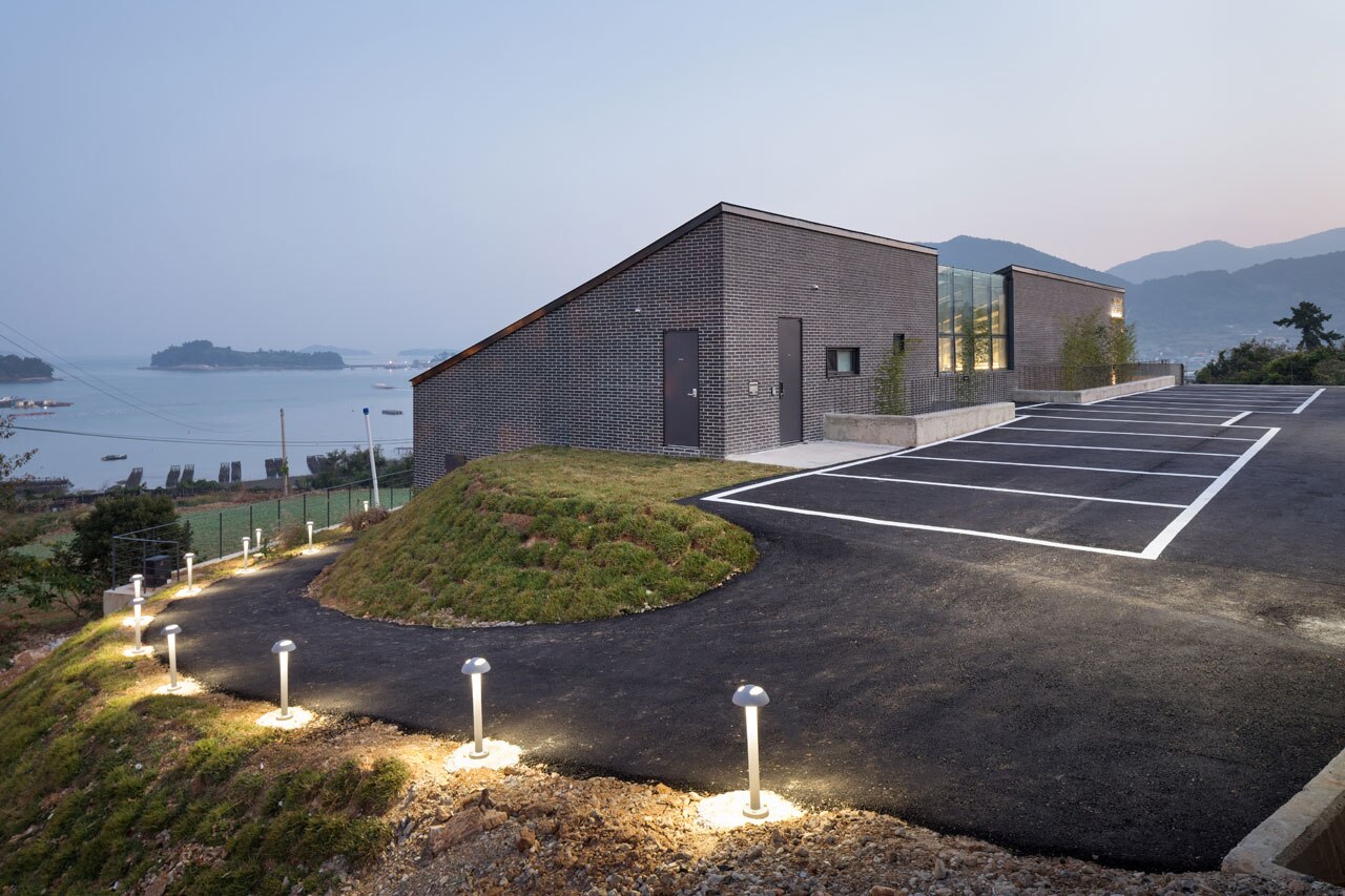 Dolsan Island. A quiet cafe on the shores of the Korean Strait - Domus