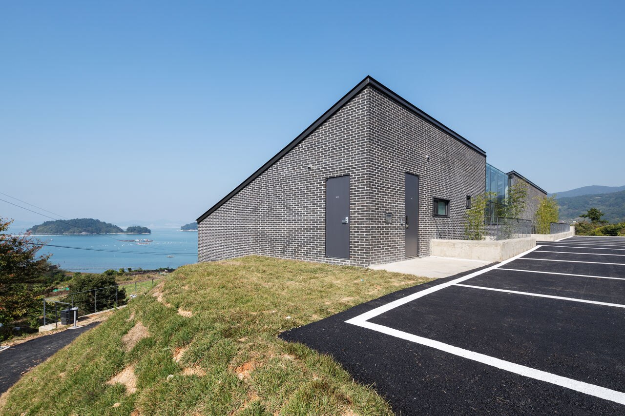Dolsan Island. A quiet cafe on the shores of the Korean Strait - Domus