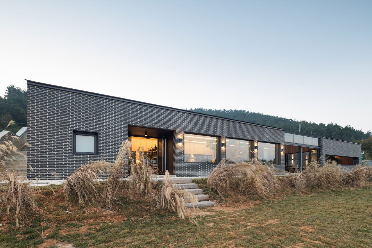 Dolsan Island. A quiet cafe on the shores of the Korean Strait - Domus