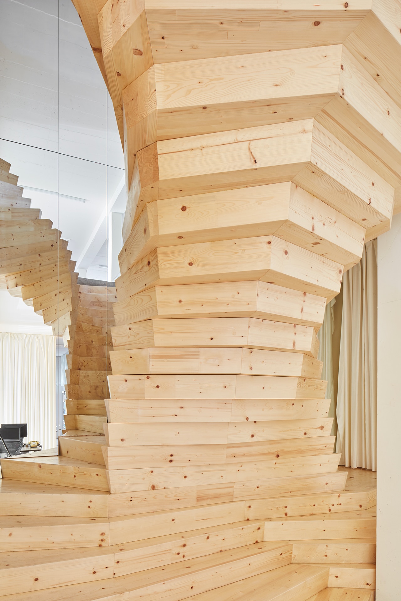 A free-standing cantilevered staircase in Shoreditch - Domus