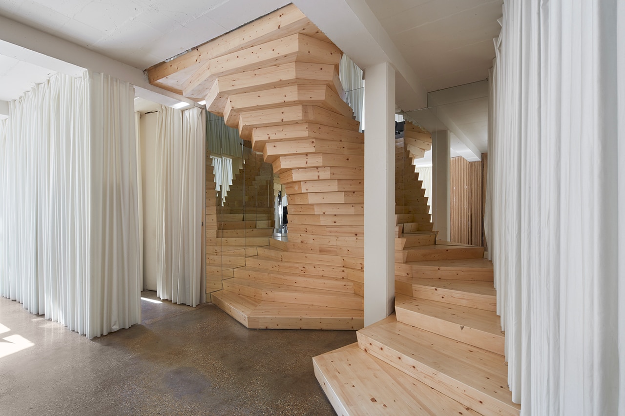 A free-standing cantilevered staircase in Shoreditch - Domus