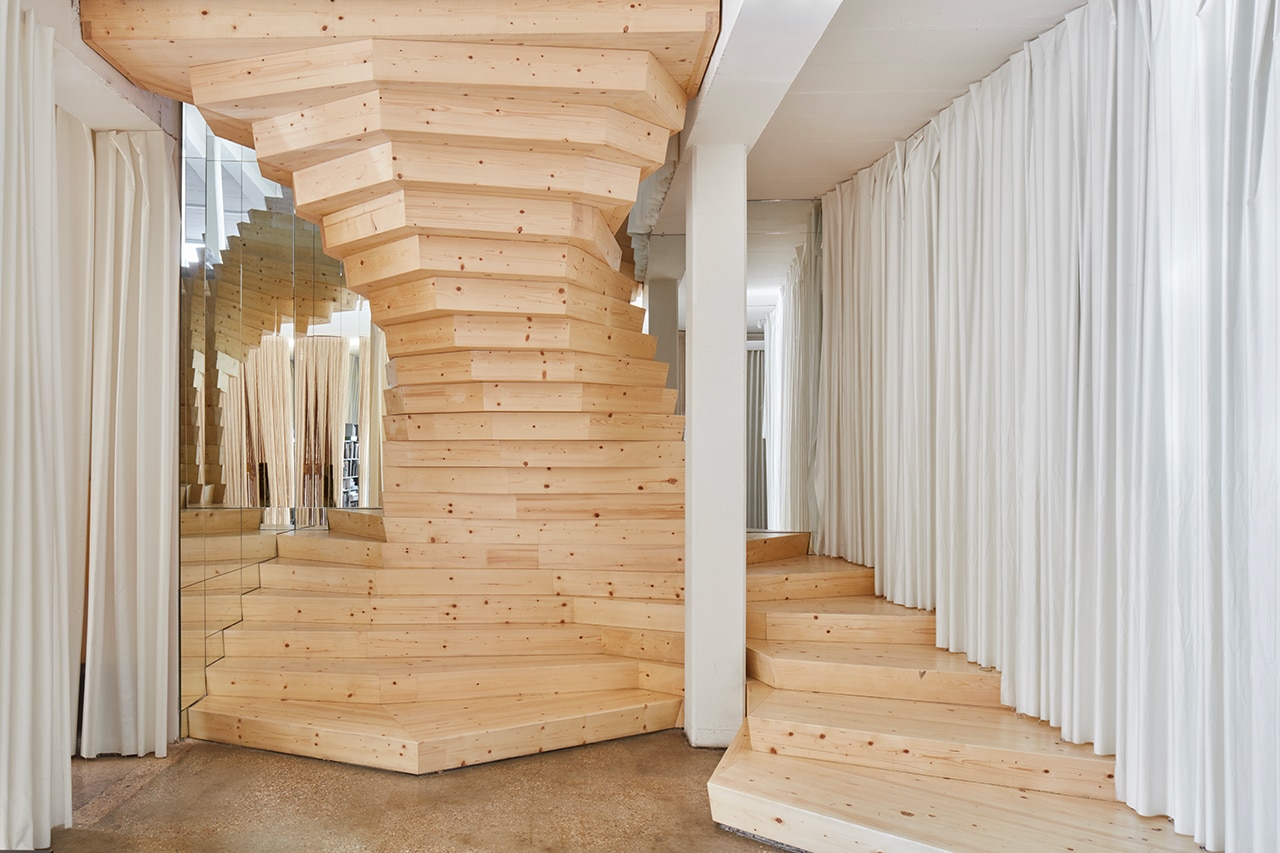 A free-standing cantilevered staircase in Shoreditch - Domus