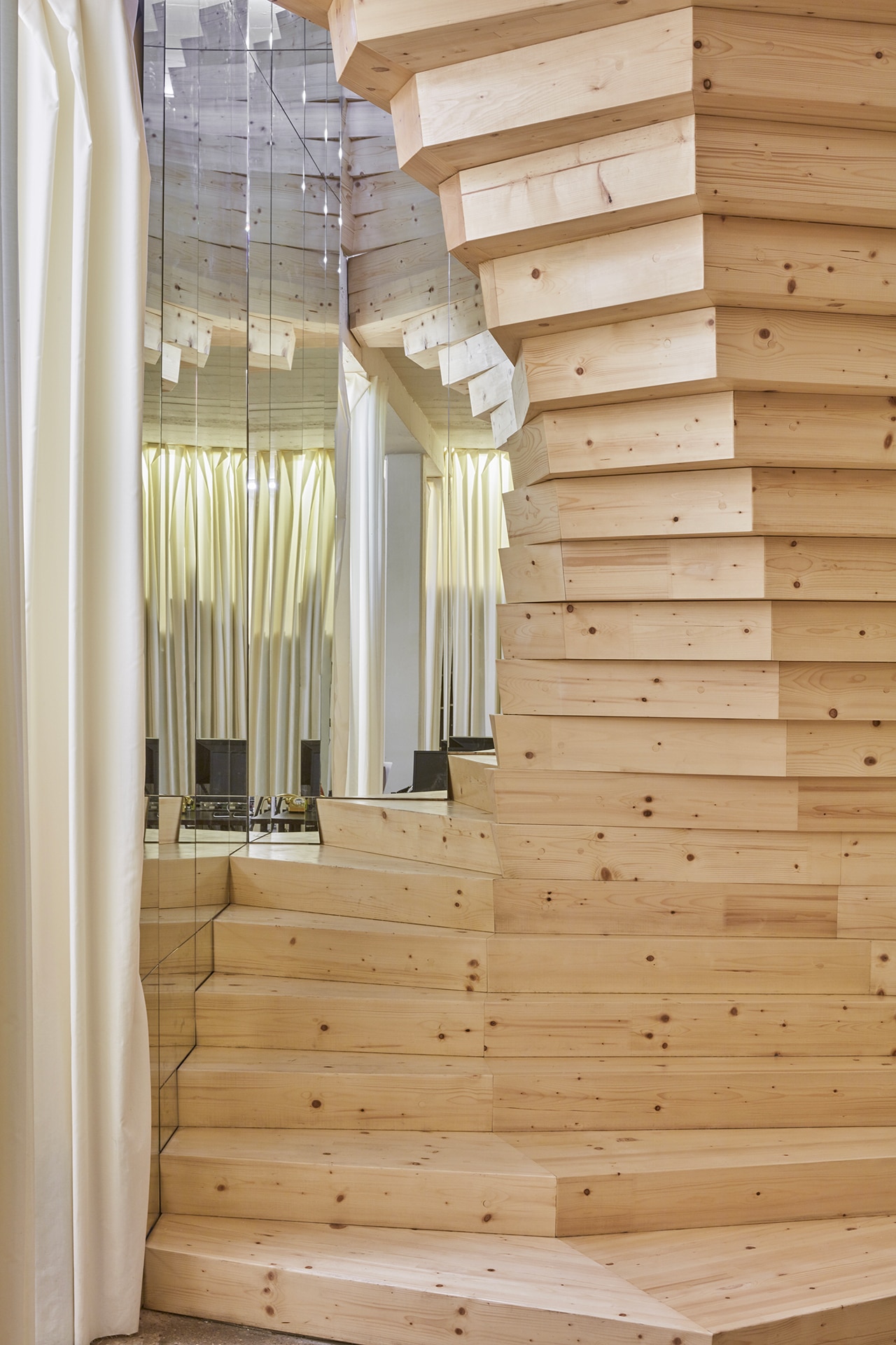 A free-standing cantilevered staircase in Shoreditch - Domus