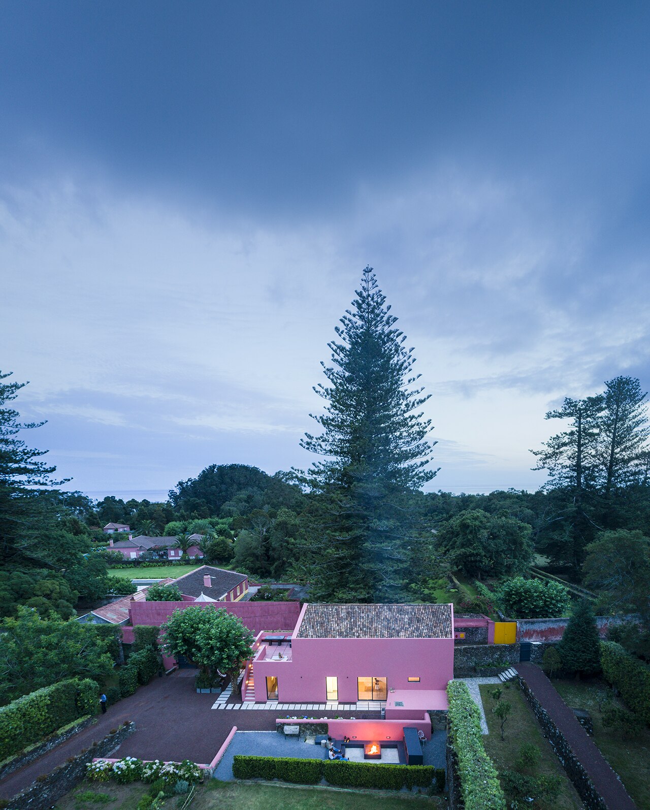 Portuguese architecture. Mezzo Atelier has renovated a rural pink house ...