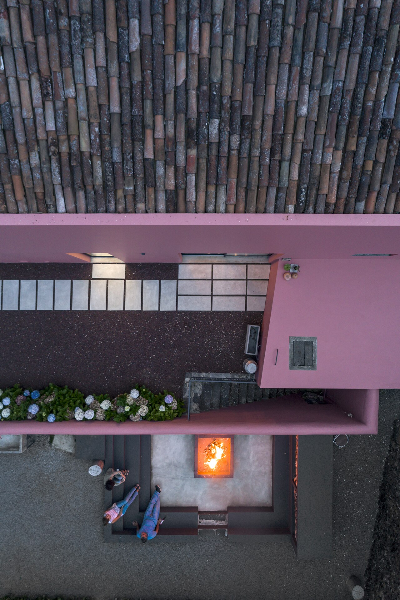 Portuguese architecture. Mezzo Atelier has renovated a rural pink house ...