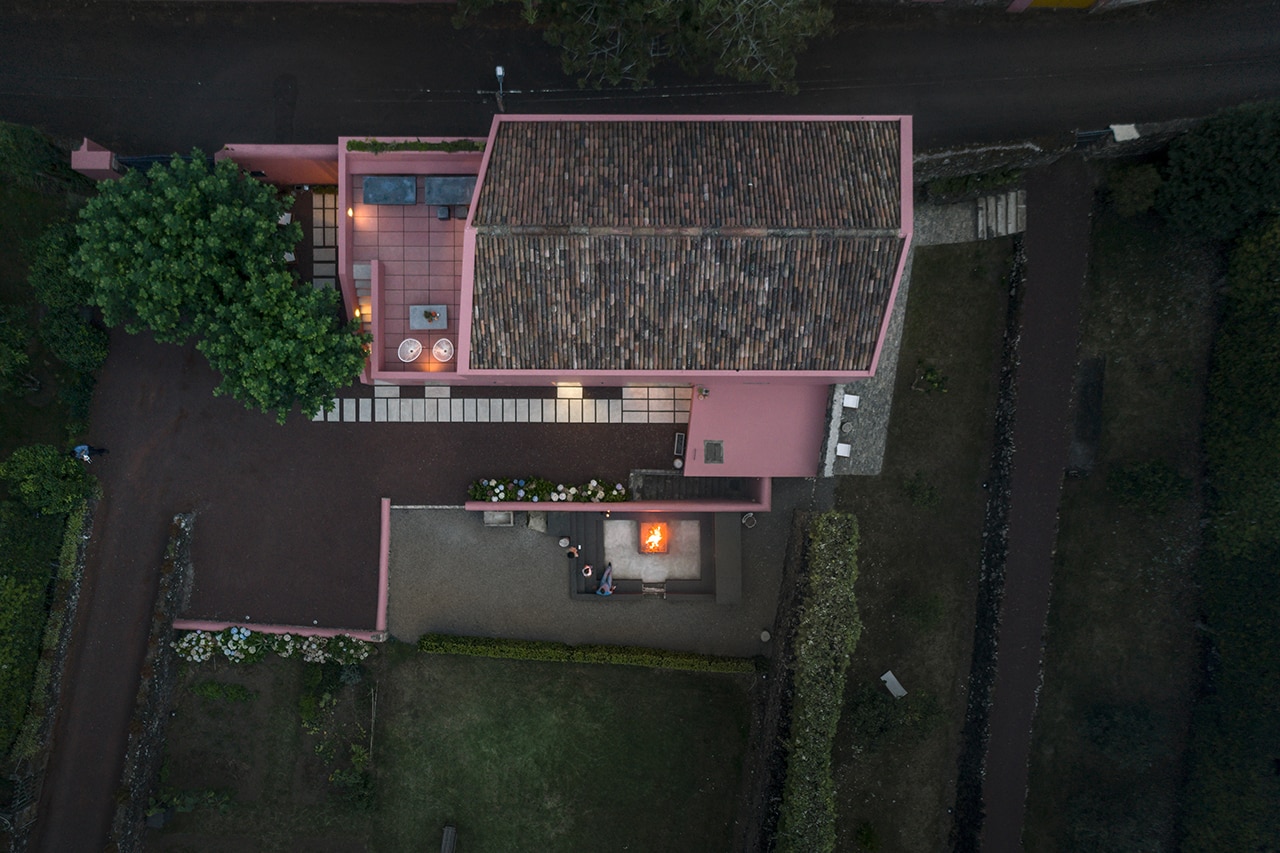 Portuguese architecture. Mezzo Atelier has renovated a rural pink house ...
